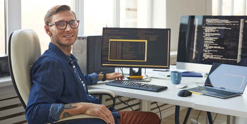 Devenir Analyste Informatique – Fiche Métier, Salaire, Études, Missions